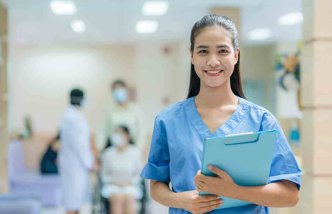 Cari Perawat Orang Sakit? Harus Punya 6 Kriteria Ini! - Medi Call Blog