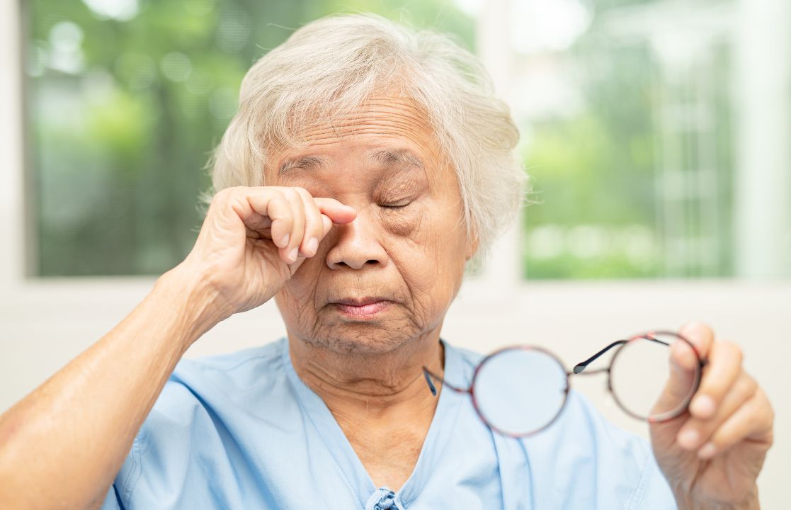7 Gejala Degenerasi Makula, Masalah Penglihatan pada Orang Tua - Medi ...