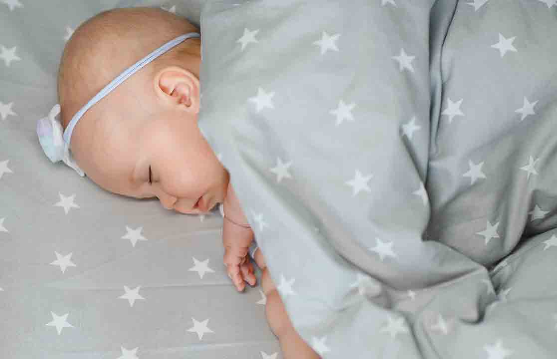 Posisi Tidur Bayi yang Berbahaya, Orang Tua Wajib Waspada! - Medi Call Blog