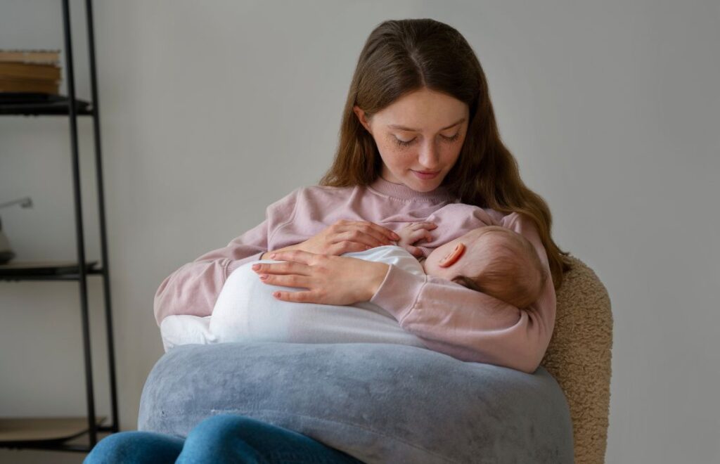 5 Panduan Posisi Menyusui Bayi yang Benar dan Nyaman untuk Ibu dan Bayi - Medi Call Blog